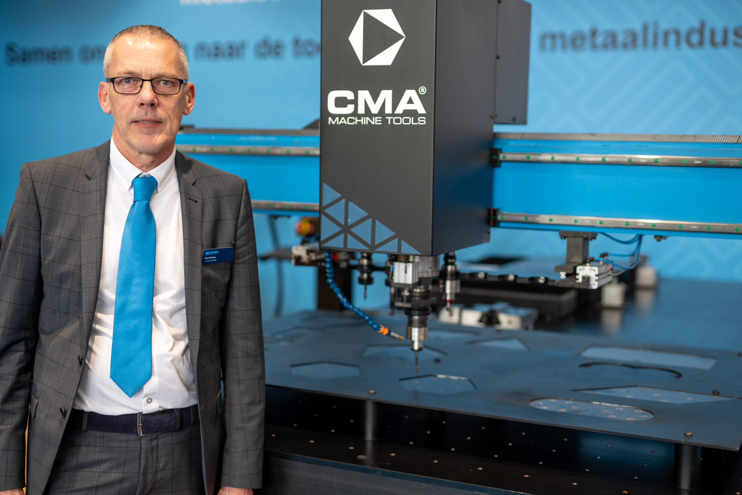 Tuwi timmert aan de weg in België