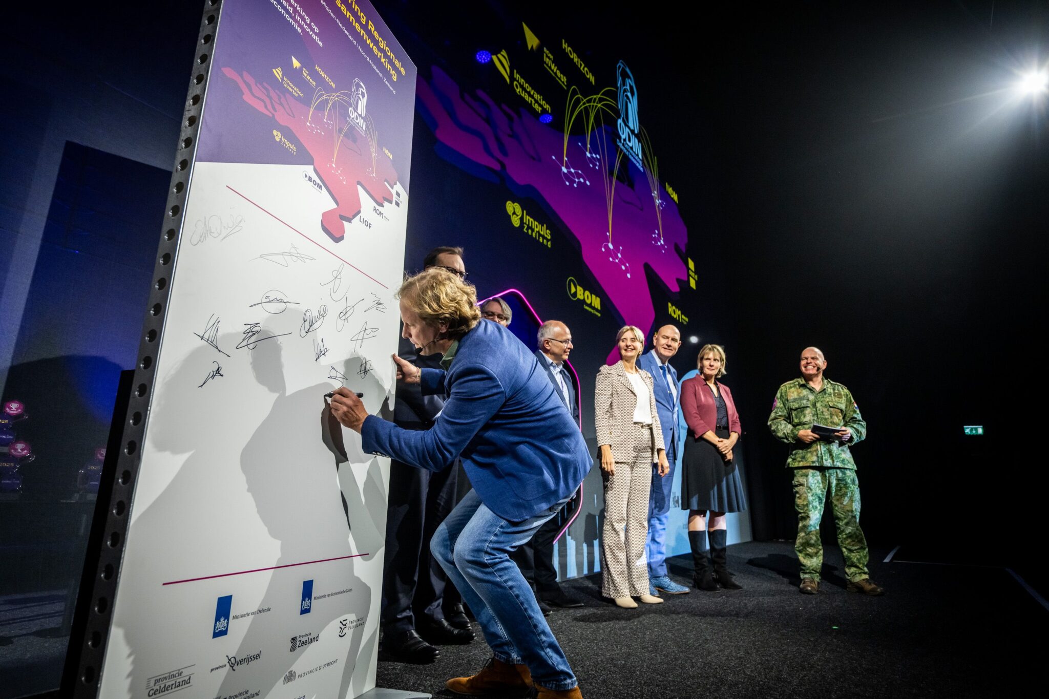 Oost-Nederland versterkt samenwerking met Defensie